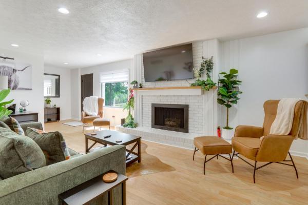 Green Lantern: Game Room, Furnished Deck, Modern - Lexington, KY