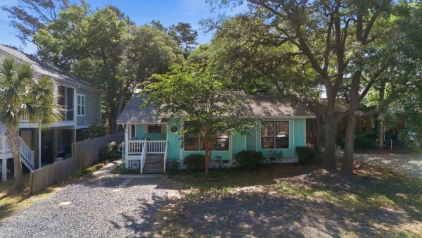 Charming Newly Updated Oki Bungalow With Fire Pit - Oak Island, NC