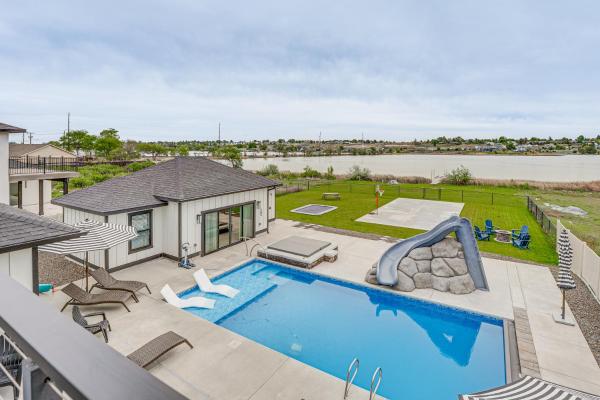 Pool, Hot Tub, Dock & Views! Luxe Moses Lake Manor - Moses Lake, WA