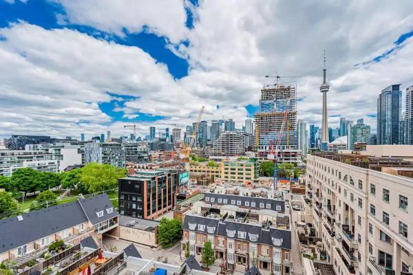 1king 1queen 1twin Beds-cn Towerview-luxury Suite - Toronto, ON