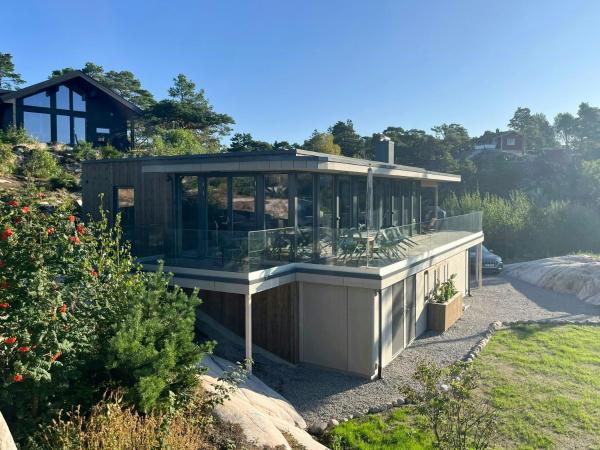 Modern Cottage Near The Beach On Nordre Karlsøy - Norway