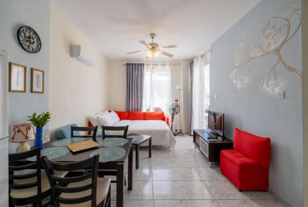 Cozy 1 Bedroom Apartment In Walking Distance To The Municipal Beach - Paphos