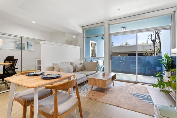 Charming 1-bedroom Apartment 5 Mins To The Beach - Santa Monica, CA