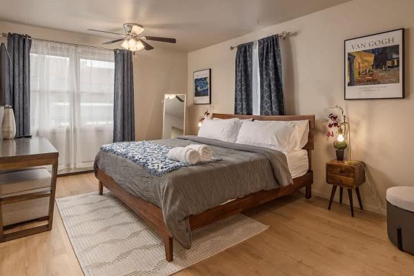 Spacious King Historic Art Deco Studio - Anchorage, AK