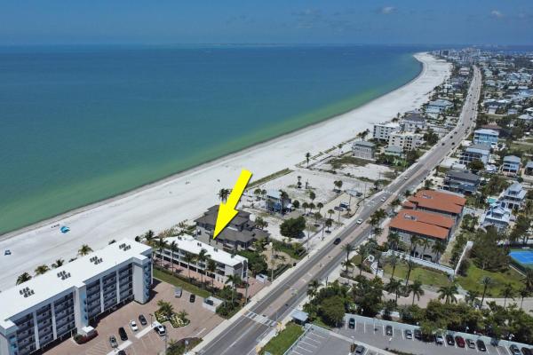 Paradise Beach Getaway Steps To Sand & Gulf Views King Bed & Sofa Bed - Fort Myers Beach, FL
