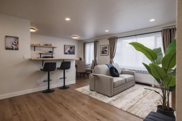 Inlet View Luxe -King Suite - Downtown Anchorage - Anchorage, AK