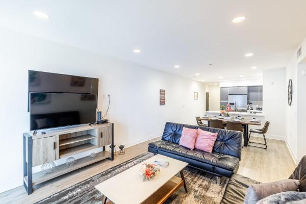 Fully Furnished 3br Apartment On Poinsettia Pl Apts - Hollywood, CA