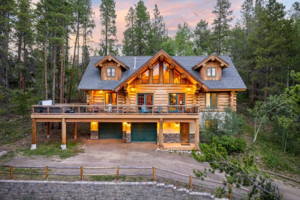 Mountain View Log Home I Private Hot Tub I Great Views I Activity Program - Winter Park, CO