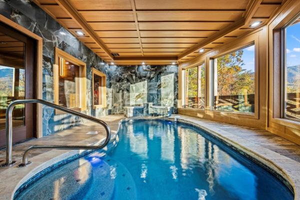 Luxe Alpine Haven Cabin And Spa - Cosby, TN