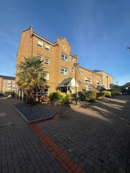 Stylish Riverside Apartment With Free Parking - Aéroport de Londres City (LCY)