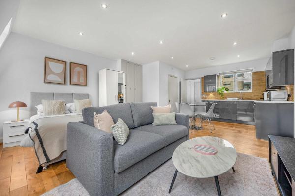 Skylit Top-floor Studio - Soho - Sleeps 4 - Whitehall