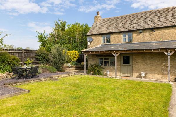 Charming Cotswold Stone Farmhouse With Lake Views - Pass The Keys - Bibury