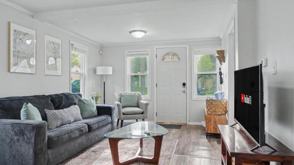 Home In Dt Libertyville Near Corp Hqs And Naval Base - Gurnee, IL