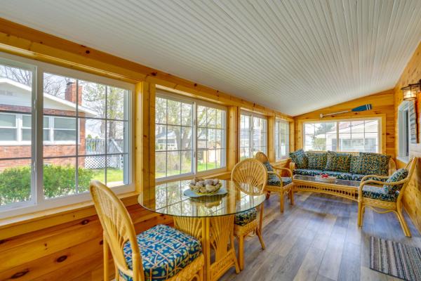 Walk To Beach! Lake Huron Getaway W/ Sunroom - Sarnia
