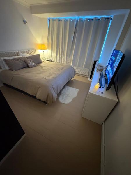 One Large Superkingsize Bedroom - Watford