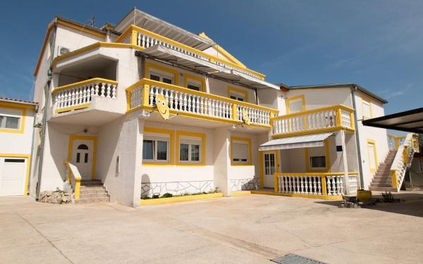 Apartments With Parking Space Pirovac - Sibenik - 25939 - Tisno
