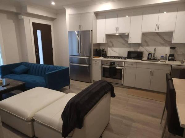 Modern 2br Retreat With Full Equipped Kitchen - West Vancouver