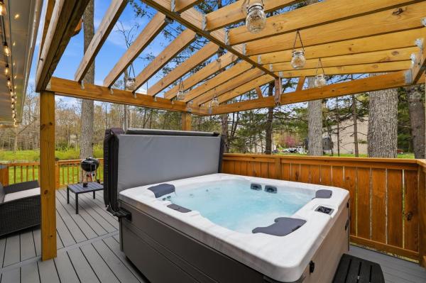 Poconos Home W Hot Tub, Lake & Pool Sleeps 6 - Mount Pocono, PA