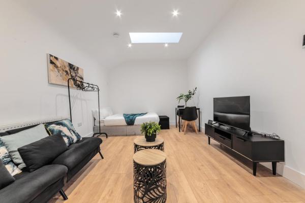 Central - Sleeps 2 - Near Transport - Parking - Maidstone