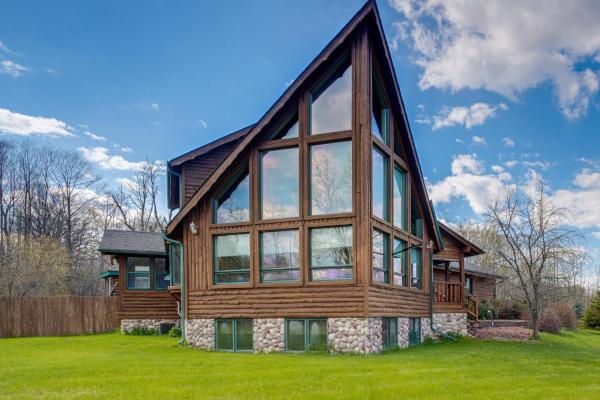 Family + Group Friendly | Modern Log Cabin Home - 比利時