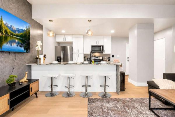 Modern Tulsa Stay Near Bok Balcony Gym Access Pet-friendly - Owasso, OK
