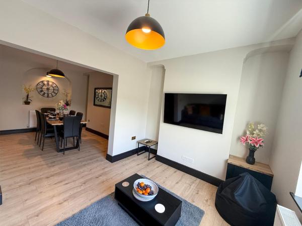 Rowan, Stylish 3-bed Home, Merthyr Tydfil - South Wales