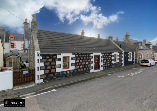 Spacious 3 Bedroom House With Outdoor Patio Area For Outdoor Dining And Wifi - Cullen