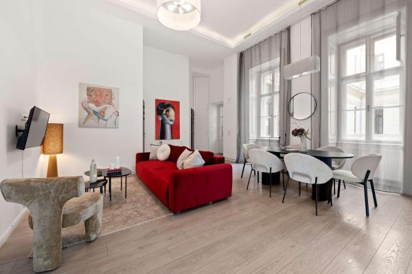 Bright Scandinavian Flat Bathtub N Danube Steps - Budapest