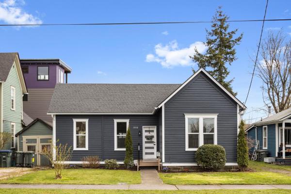 Modern Bellingham Retreat - Bellingham, WA