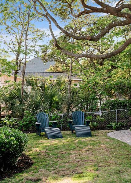 Bright 3-bed Cottage W Grill Steps To The Beach - Folly Beach, SC