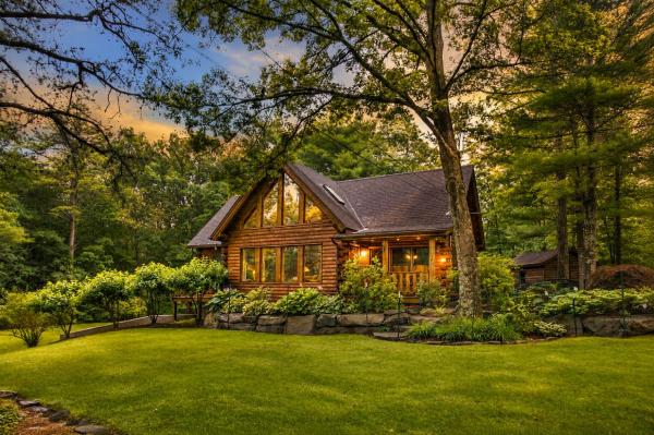 Nordic Spa Log Cabin Experience, Sauna, Cold Plunge, Hot Tub & Theater - Pennsylvania
