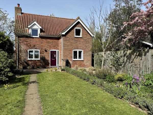 Fables - Storybook Cottage, Suffolk Sunsets - Woodbridge, UK