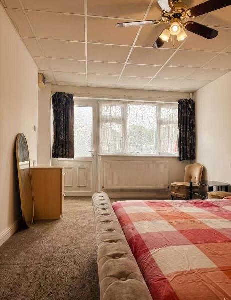 Stylish Studio With Superking Bed - Dartford