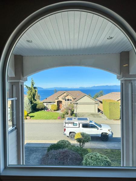 Spacious 2-bedroom Main Level With Panoramic Ocean Views In Nanaimo - 納奈莫