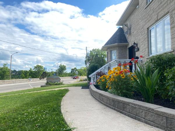 Butterfly Manor - Niagara Falls
