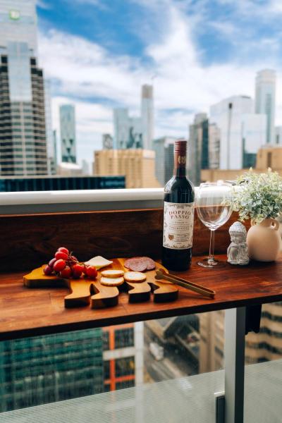 Cn Tower & Lake View 21st Floor Downtown Toronto Condo With Rooftop Pool - Toronto, ON