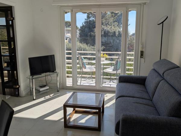 Renovated 2-bedroom Apartment, Nice View, Parking, Close To Shops - Cannes