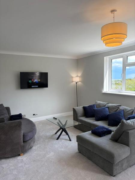 Modern Two Bedroom Flat With Balcony - Ringwood