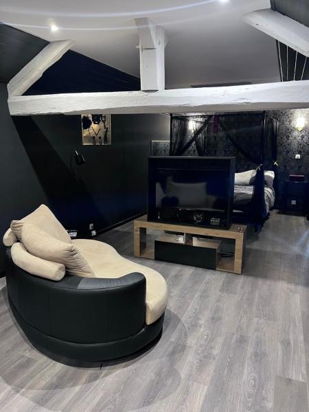 Sensual Accommodation With Whirlpool Bath & Muted Atmosphere - Ay