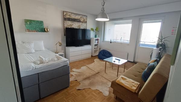 Large Private Room With Glass Balcony " Shared Apartment" In Tikkurila Near Helsinki Airport & 24 Hours Train & Bus Bars, Restaurants, Cafés And Supermarkets Are All Within Walking Distance- Room Only - Helsinki