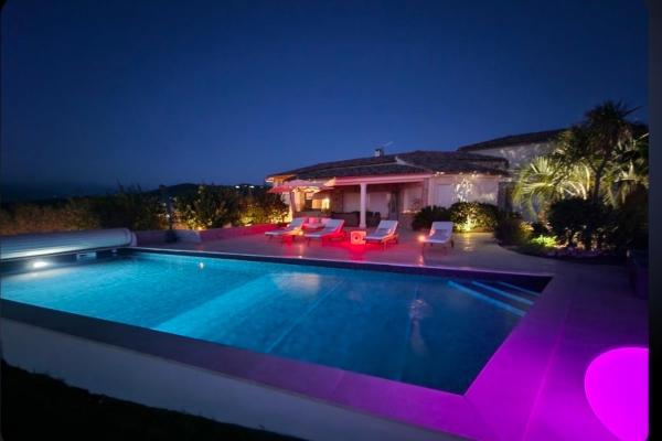 Superbe Villa Au Rez De Chaussée Avec Terrasse De 70 M2 Offrant Une Vue Sur La Mer Et Piscine Privée - Porticcio