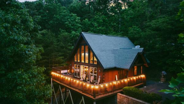 Smoky Honeymoon Cabin With Sauna, Hot Tub & Cinema - Townsend, TN