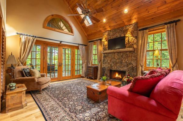 Peaceful Lake Santeetlah Mountain Cottage - Robbinsville, NC