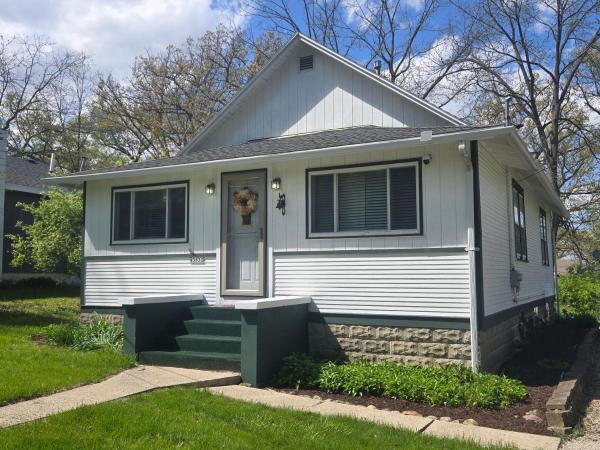 Elena's Lake Cottage - A Cozy Lake Getaway - Riviera Beach, WI