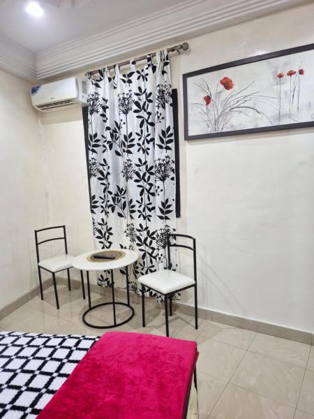 Chambre Discrete Avec Toillette Intérieure Chauffe Eau Wi-fi Smart Tv A Louer 24h - Dakar