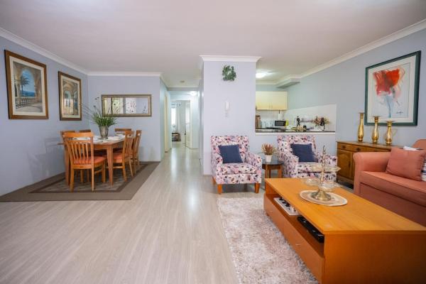 Stylish Homebush Stay, Balcony, Parking, Sleeps 6 - Parramatta