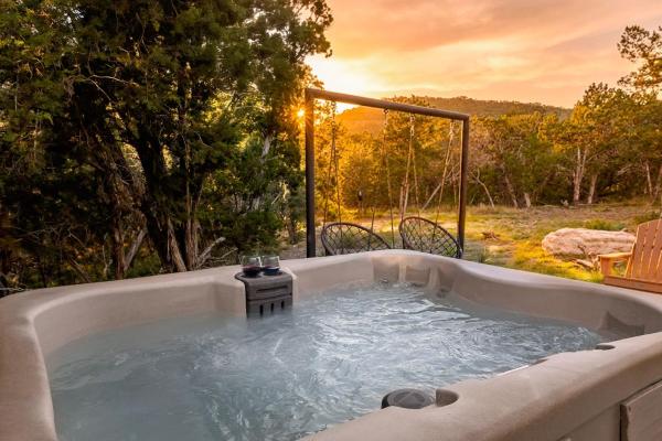 Canyon Family Yurt Cabin - Hot Tub Loft Full Kitchen & Bath - Canyon Lake, TX