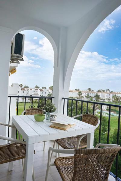 Piscina Y Playa En Laguna Beach Torrox - Torrox