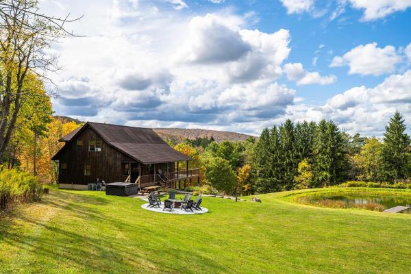 Renovated & Spacious Home Wood Fireplace Hot Tub - Holiday Valley Resort, NY