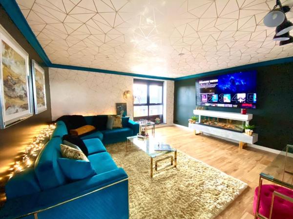 Ensuite Cosy Cinema Bedroom & Balcony - East Kilbride